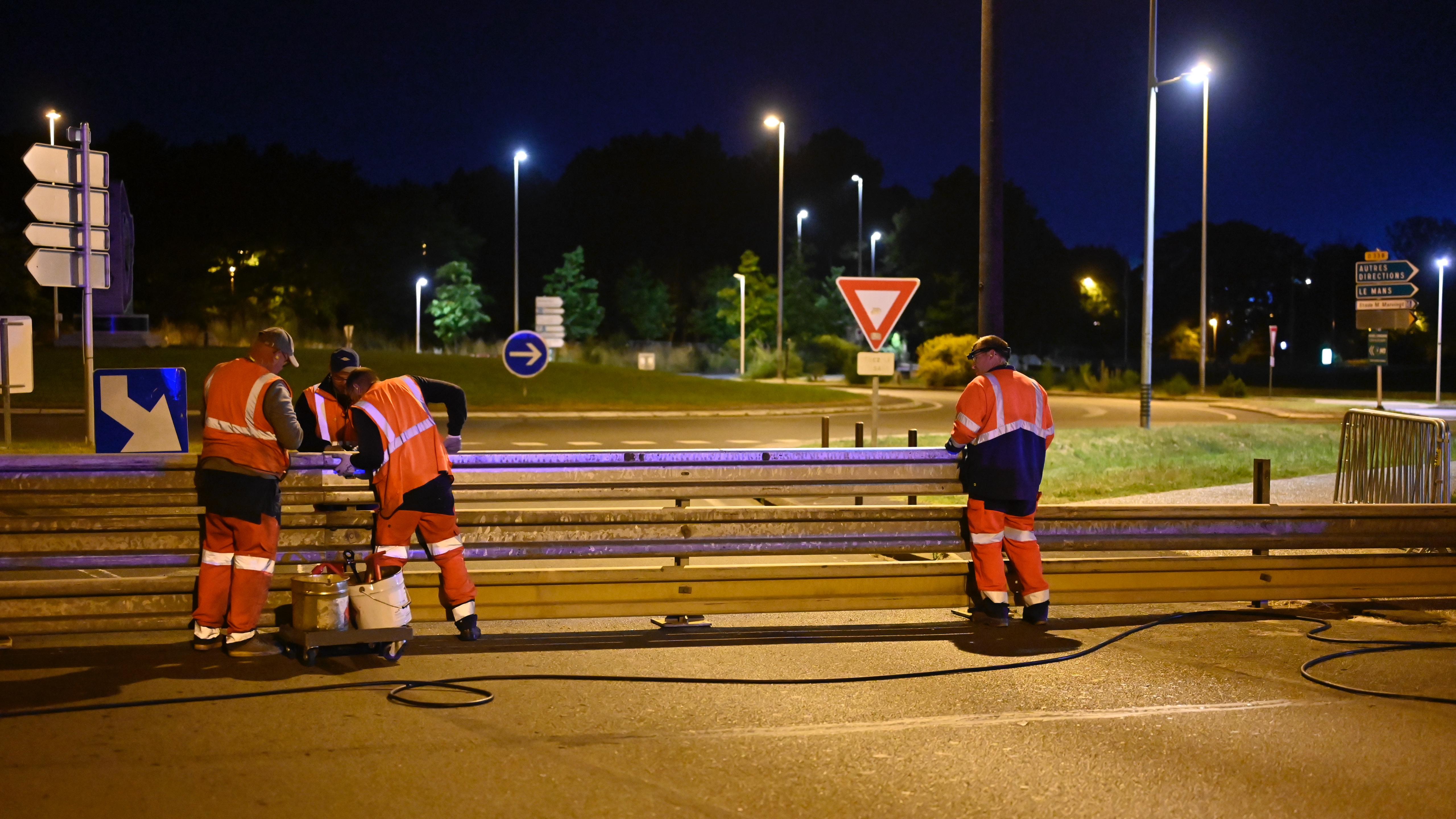 Montage du circuit des 24 Heures du Mans par les agents du Département ...